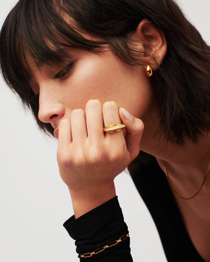 HERA DOME RIDGE STACKING RING / GOLD – FABRIC
